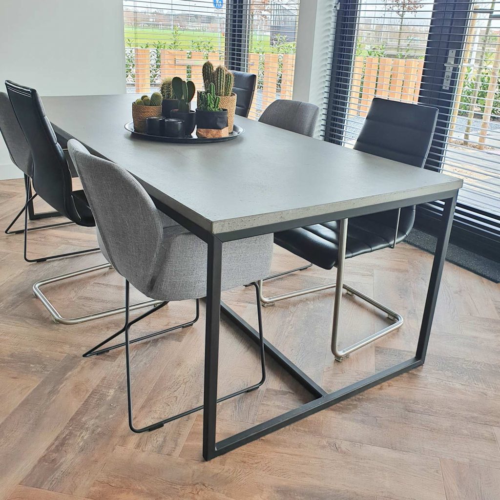 Betonnen eettafel Lisette op maat gemaakt